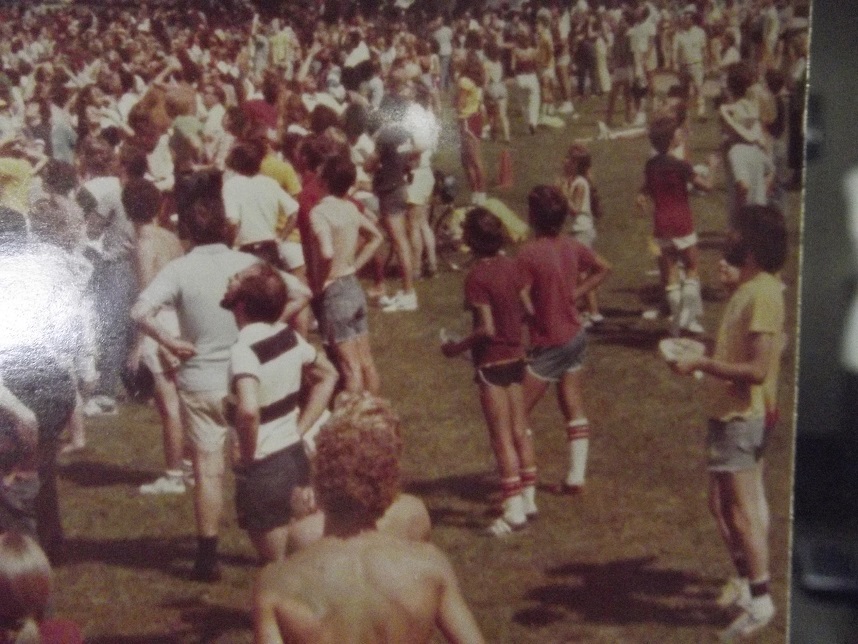1970's large photograph frisbee release | Antiques Board
