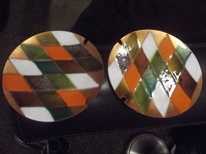 2 metal enameled plates | Antiques Board