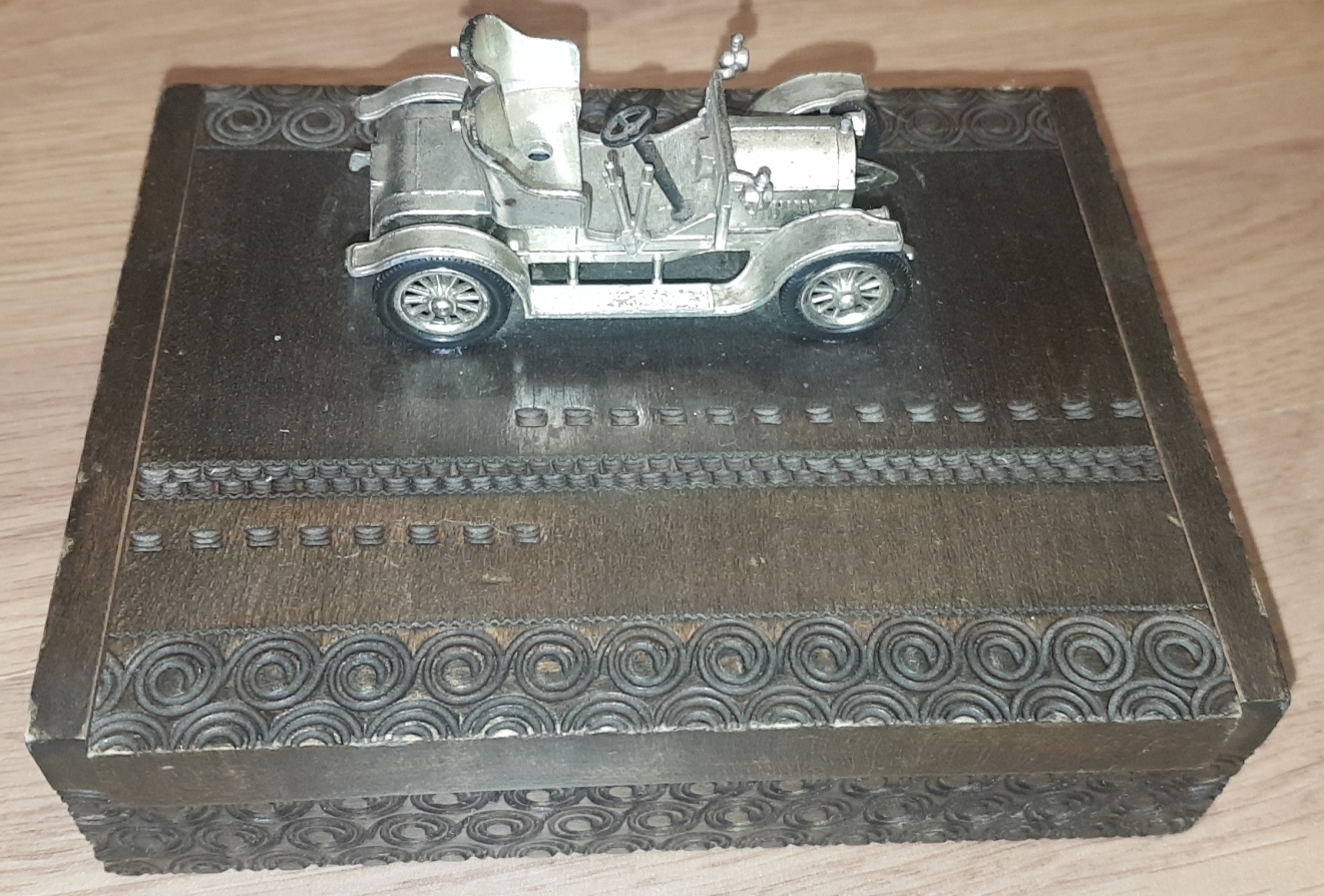 Wooden box identification | Antiques Board