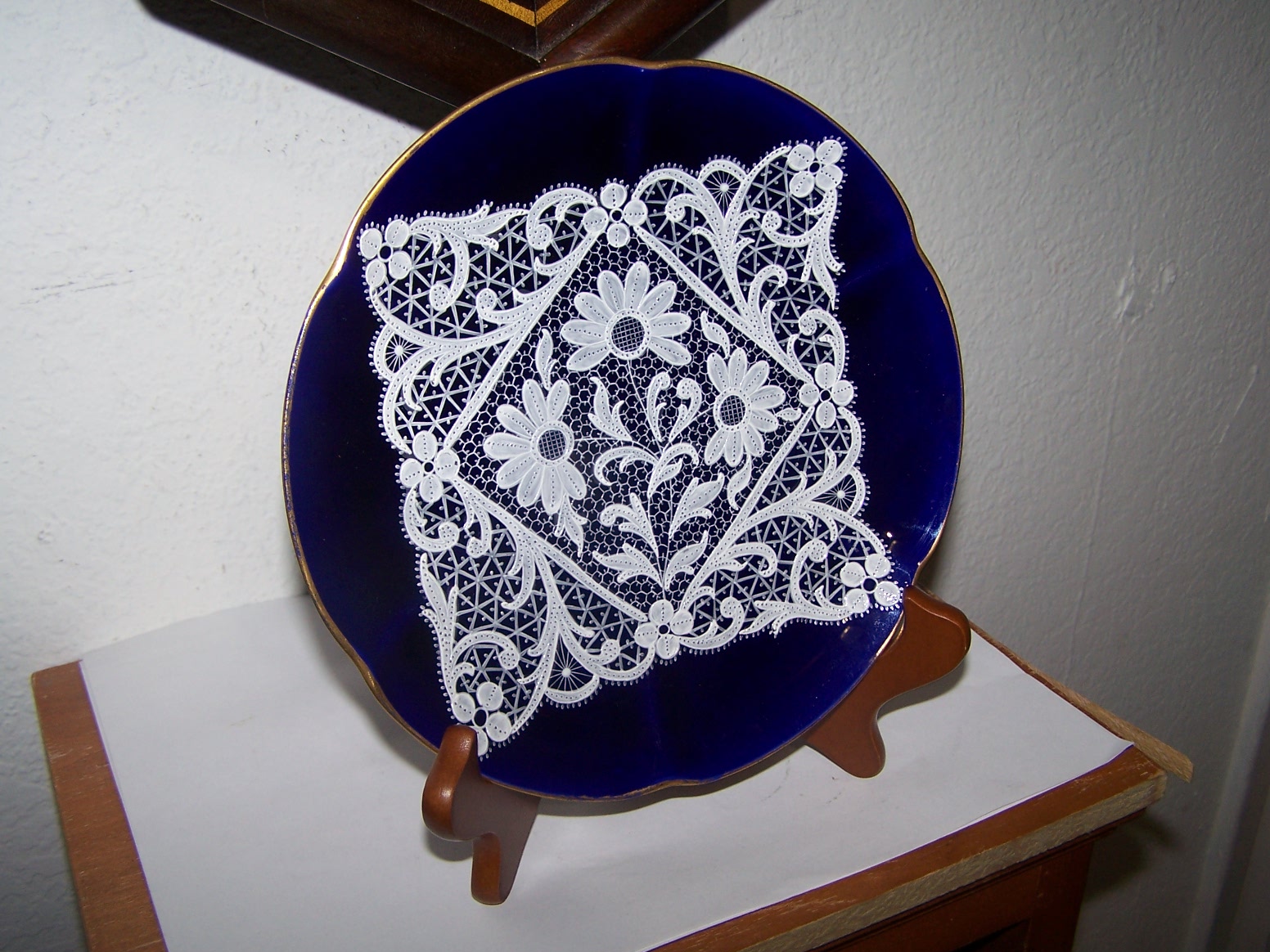 Help ID this plate with Crochet design? | Antiques Board