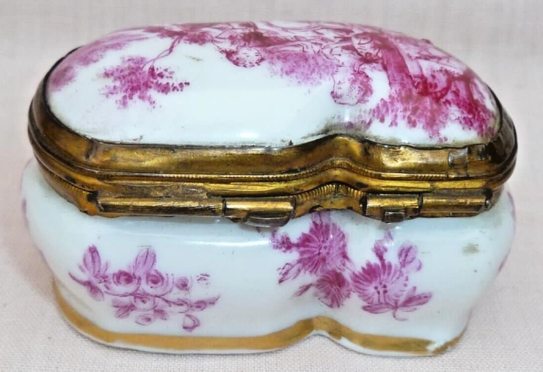 Baroque style porcelain snuff box, gold Ludwigsburg mark | Antiques Board