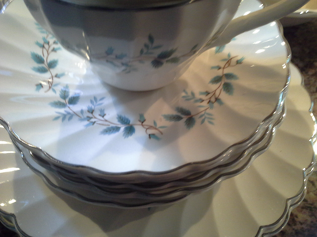 Myott Staffordshire China bluebell pattern, service for 8 | Antiques Board