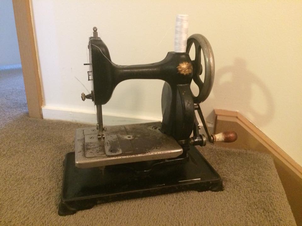 New Home 'Little Worker' 1/2-sized V.S. Sewing Machine (Ca. 1915 ...