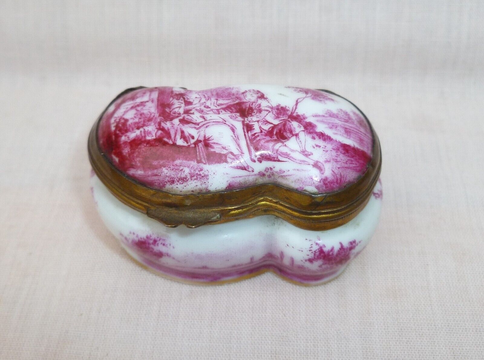 Baroque style porcelain snuff box, gold Ludwigsburg mark | Antiques Board