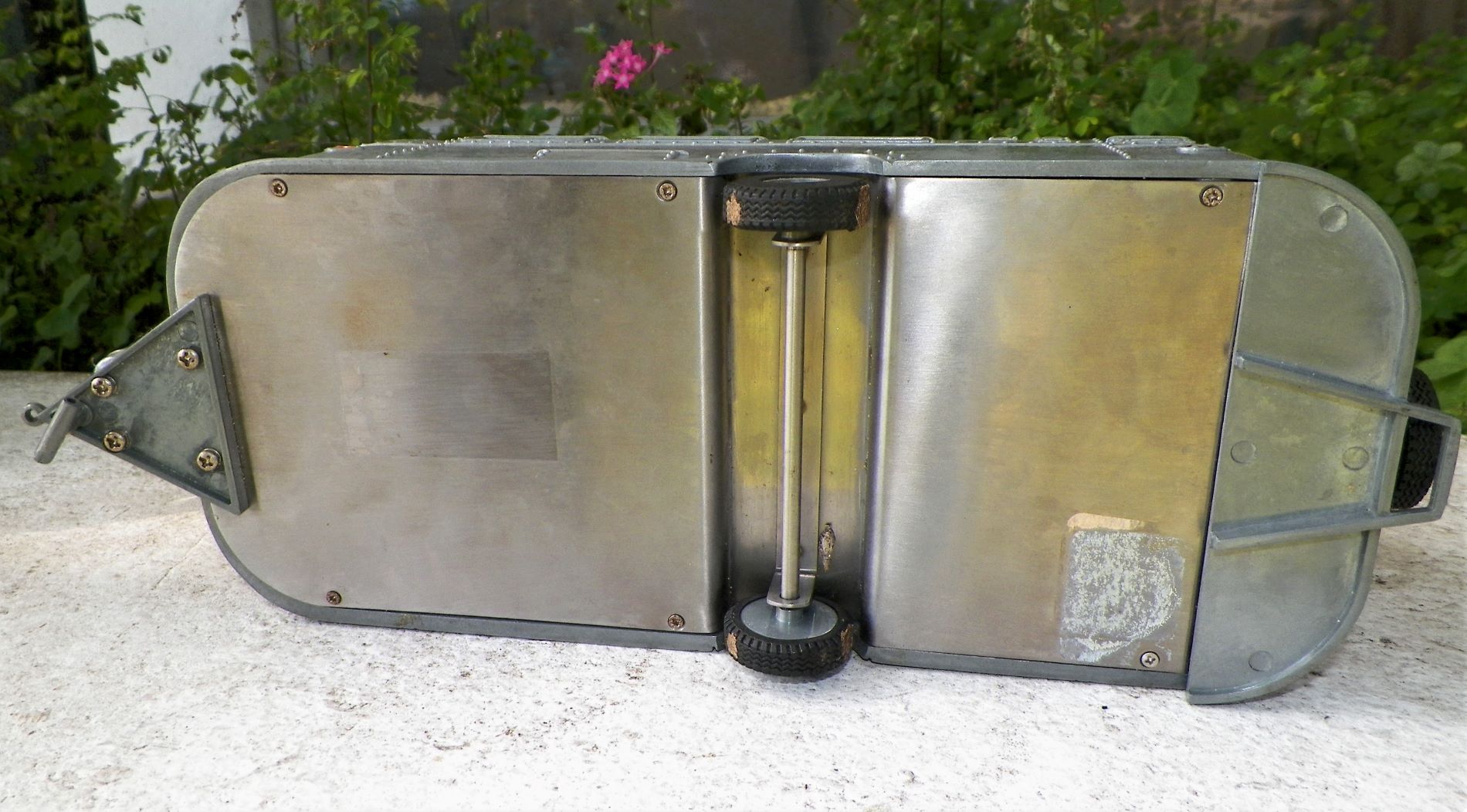 YARD SALE FIND - WHO MADE OLD, HEAVY(!), METAL 12" MODEL WINDSTREAM ...