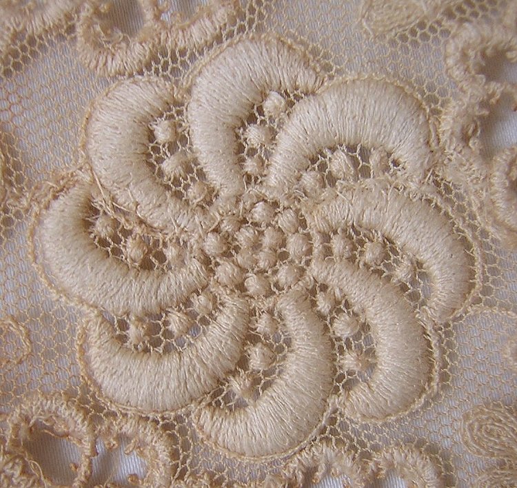 Lace: made by hand or machine? | Antiques Board