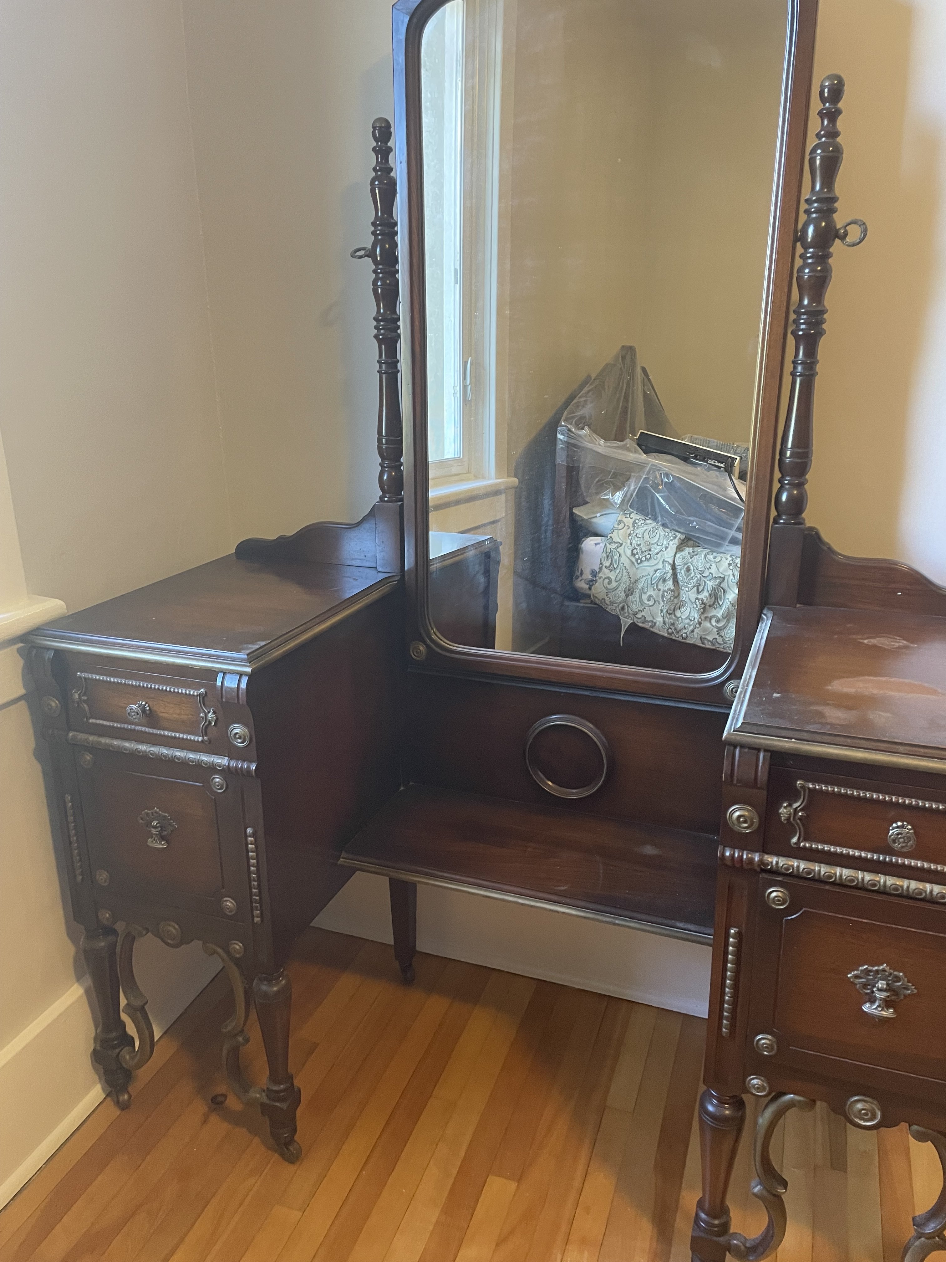 Dressing table | Antiques Board